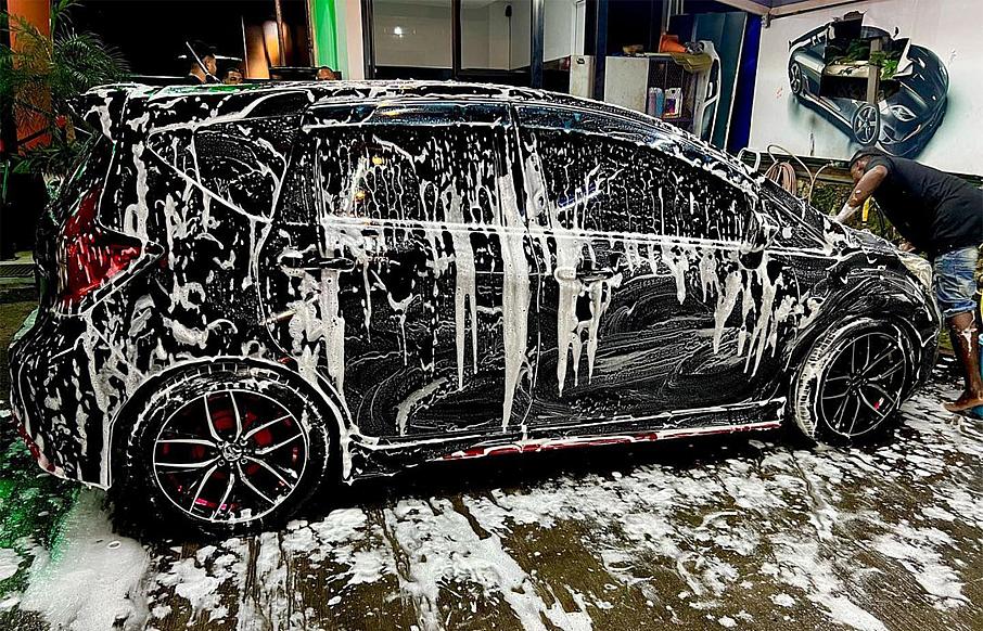 ¡No hay nada como tener tu auto limpio y reluciente a mitad de semana ...